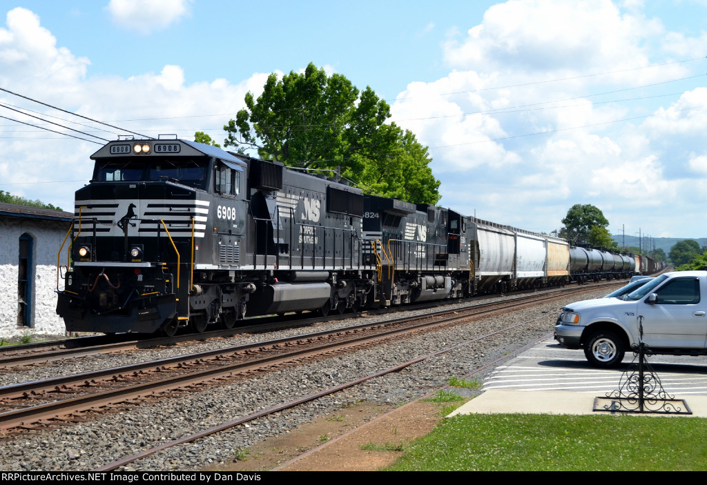 NS SD60E 6908 leads 19G